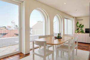 Apartamento Superior, varanda, Vista para a cidade | Sala de estar | Televisor de ecrã plano de 43 polegadas com canais por cabo 