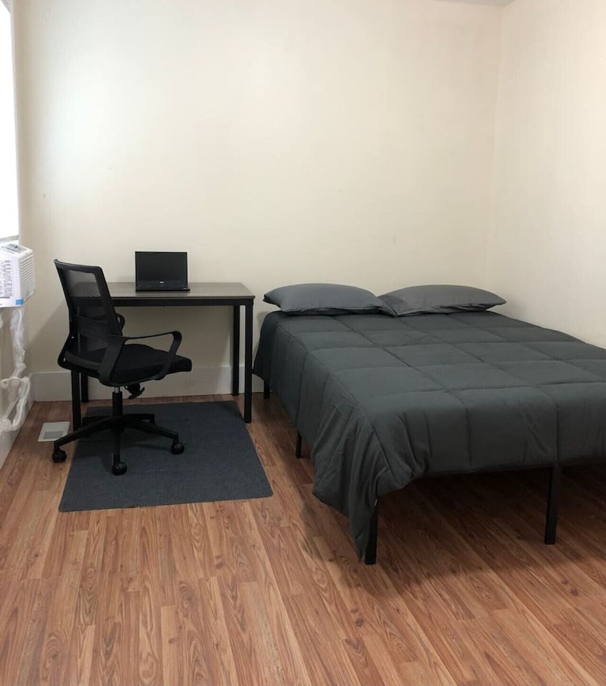 Spacious And Private 3-bedroom Apartment Near Ewr - Bloomfield, NJ