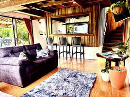 Cabana de Madeira Exclusiva | Sala de estar | TV de ecrã plano 
