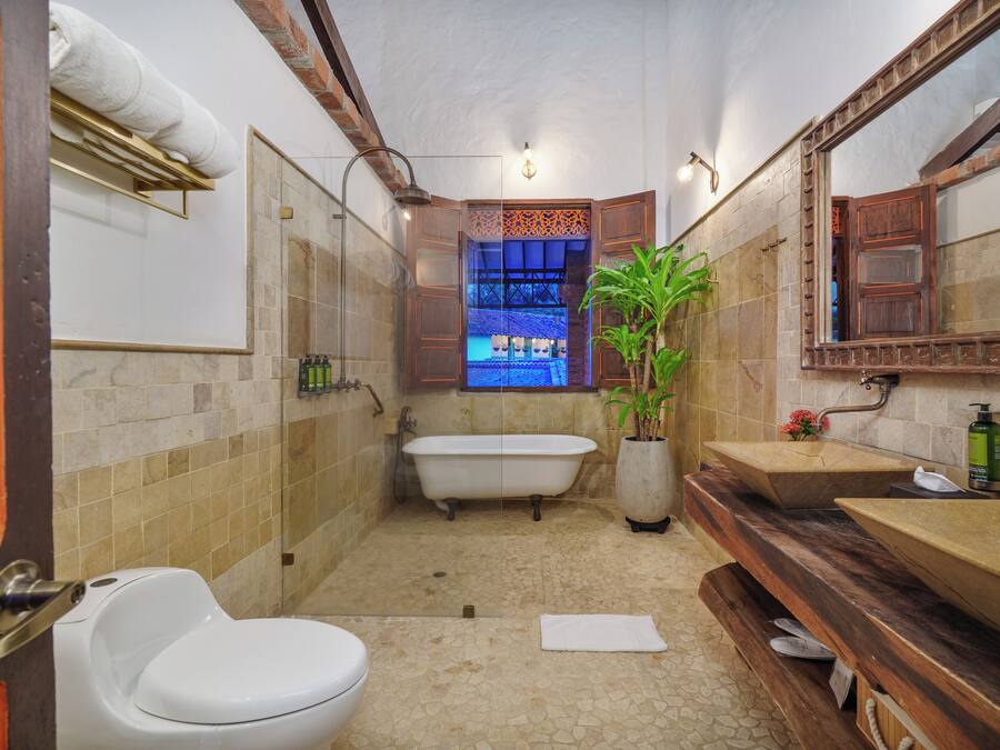 Casa de banho com banheira, sanita e lavatório.