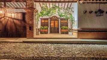 Fachada do alojamento (tarde/noite)