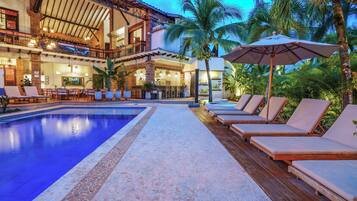 Piscina exterior, da(s) 17:00 à(s) 22:30, guarda-sóis, espreguiçadeiras