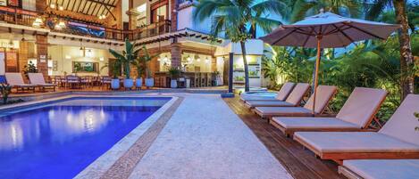 Piscina exterior, da(s) 17:00 à(s) 22:30, guarda-sóis, espreguiçadeiras