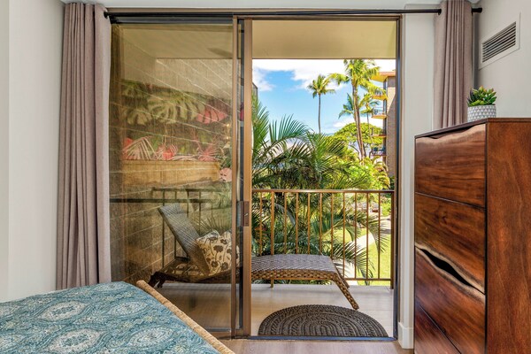 Hip Hawaiian Oceanfront Vistas - Little Beach, Kihei, HI, United States