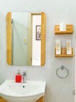 Standard Deluxe Room | Casa de banho | Um polibã, um chuveiro fixo, um bidé, toalhas fornecidas