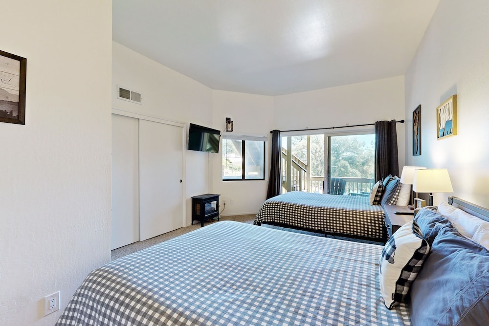 Home Located On Golf Course With Pool Access, Wifi, And Outdoor Dining - Groveland, CA