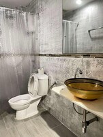 Quarto Standard | Casa de banho | Um polibã, toalhas fornecidas, sabão, champô 