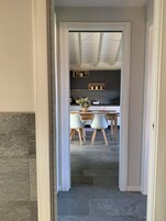 Apartamento Superior, vista para o lago | Cozinha privada | Um frigorífico, um micro-ondas, um forno, uma placa de cozinha 