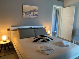 Apartamento Superior, vista para o lago | 1 quarto, secretária, secretária adequada para computadores portáteis 