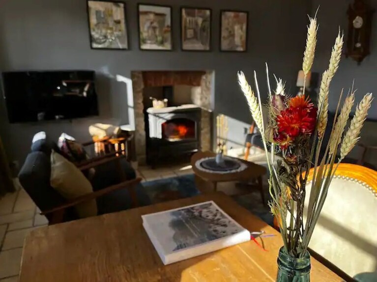 Idyllic Village Cottage With Hot Tub & Scenic Views - Côte-d'Or