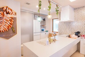 Villa Premium | Cozinha privada | Um frigorífico/congelador grande, um micro-ondas 