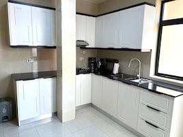 Apartamento Familiar | Cozinha privada | Um frigorífico/congelador grande, um micro-ondas, uma placa de cozinha 