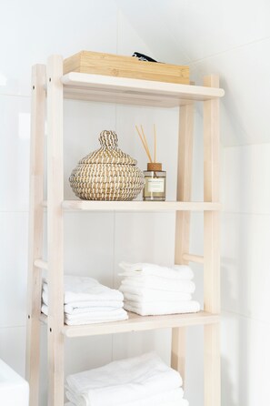 Apartamento, 3 quartos, vista para o jardim | Casa de banho | Um polibã, um chuveiro fixo, um secador de cabelo, toalhas fornecidas