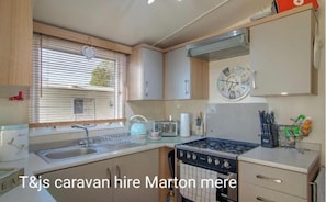 Apartamento | Cozinha privada | Um frigorífico, um micro-ondas, um forno, uma placa de cozinha 