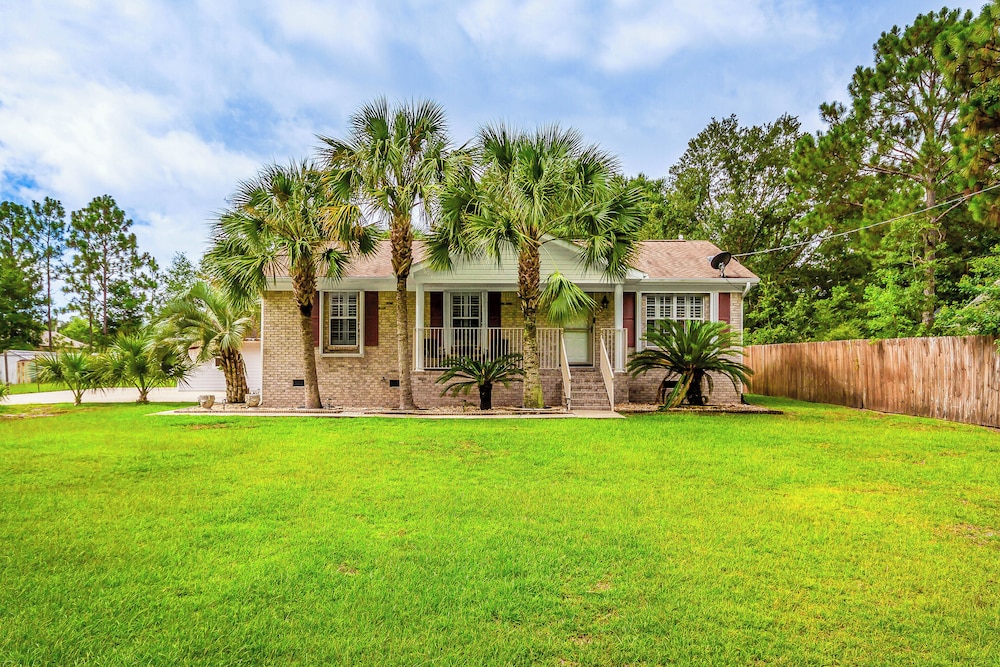 Navarre Home W/ Palm Tree Views ~ 4 Mi To Beach! - Navarre, FL