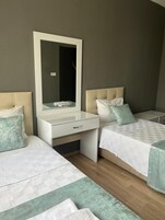 Apartamento família | Escrivaninha, Wi-Fi de cortesia, roupa de cama