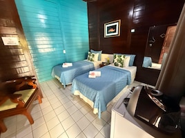 Quarto Duplo Básico | Minibar, Wi-fi grátis, roupa de cama fornecida 