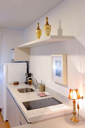 Apartamento luxo, vista para a montanha | Cozinha privada | Micro-ondas, cooktop, cafeteira/chaleira, torradeira