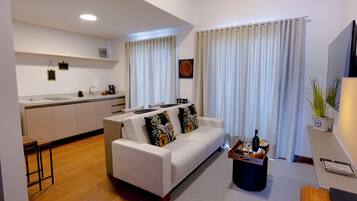 Apartamento conforto, vista para a montanha | Área de estar | TV de tela plana