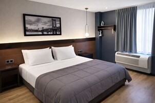 Quarto Individual Deluxe | Roupa de alta qualidade, camas de colchão viscoelástico, secretária 