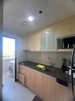 Apartamento Panorâmico em Condomínio Fechado, varanda, vista para a praia | Cozinha privada