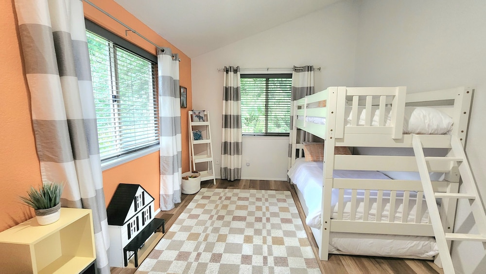 Cozy Lakeview Sunsets & Cinema - Sudden Valley | Vrbo