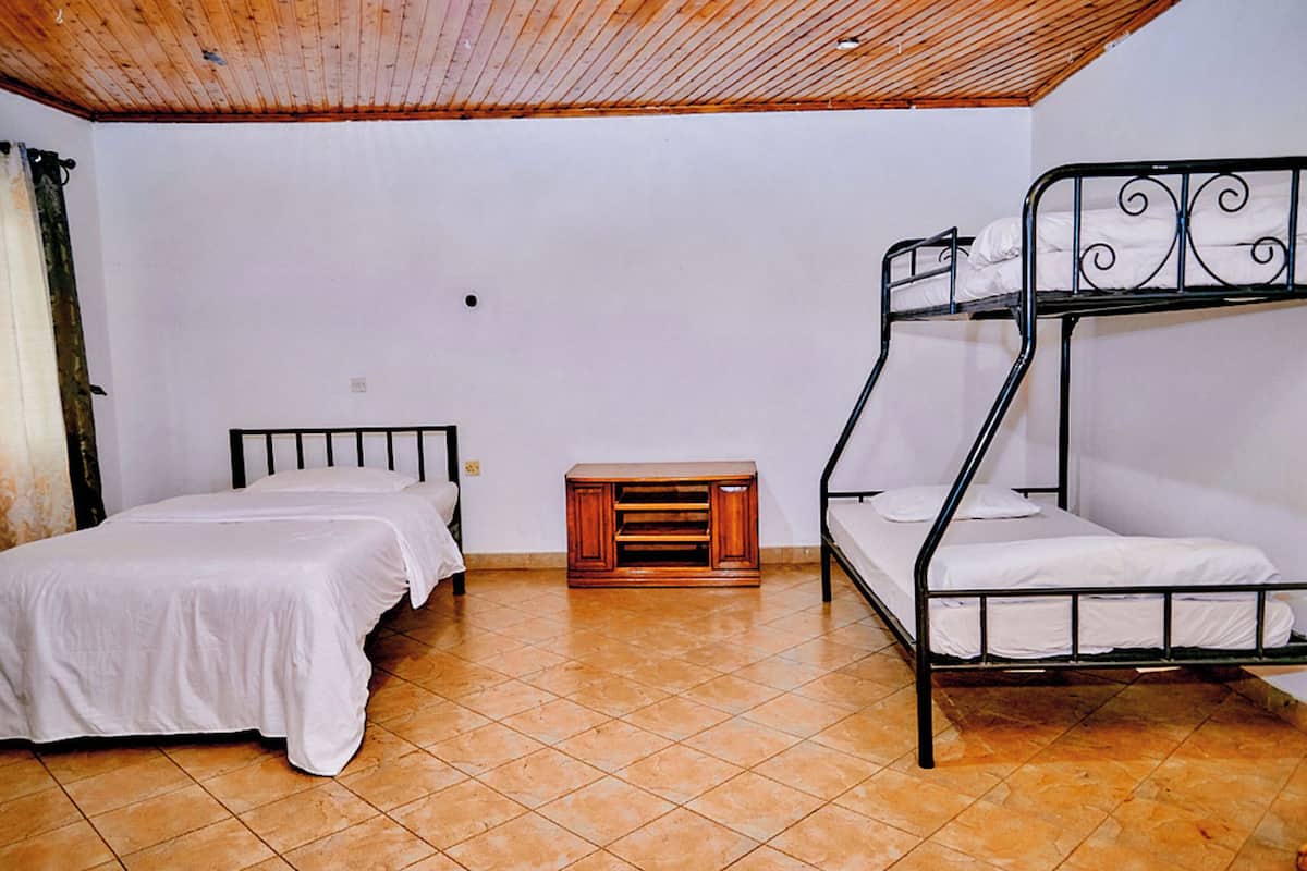 Quarto Triplo Standard | Com decoração personalizada, com mobília individualizada, secretária