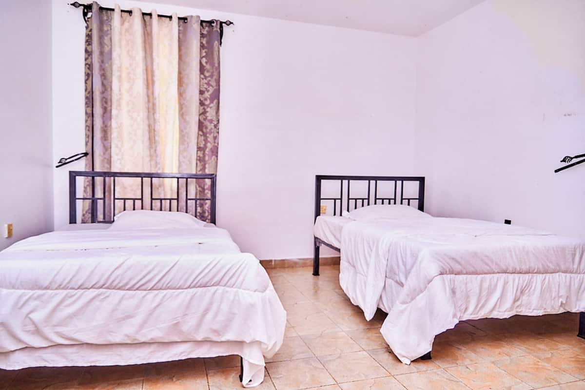 Quarto Twin Standard | Com decoração personalizada, com mobília individualizada, secretária