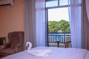 1 quarto, cofre no quarto, secretária 