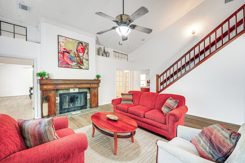 Spacious San Antonio Home: Google Fiber, Game Room - San Antonio, TX