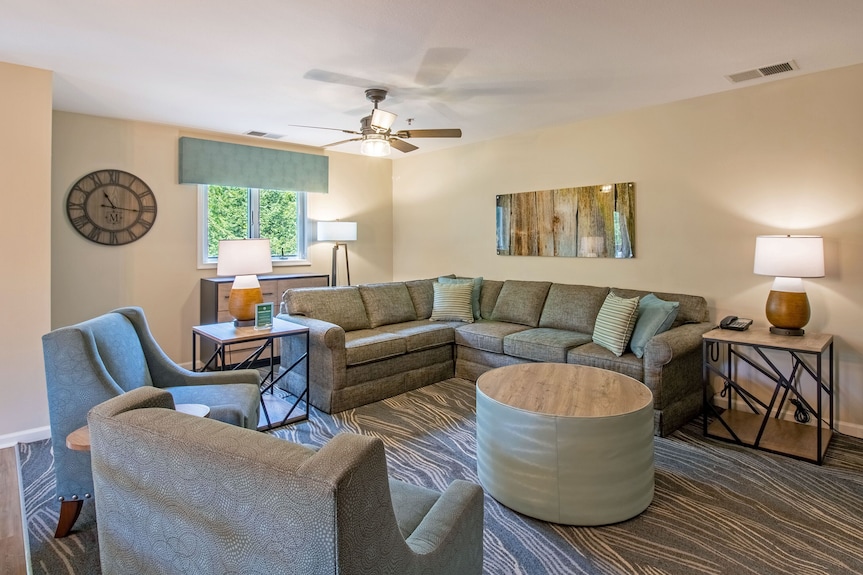 Private Balcony! Fireplace, Sleeps 6! - Shenandoah, VA