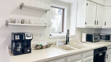 Casa de Férias, 3 quartos | Cozinha privada | Um frigorífico, um forno, uma cafeteira/bule, uma torradeira