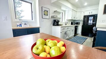 Casa de Férias, 3 quartos | Cozinha privada | Um frigorífico, um forno, uma cafeteira/bule, uma torradeira