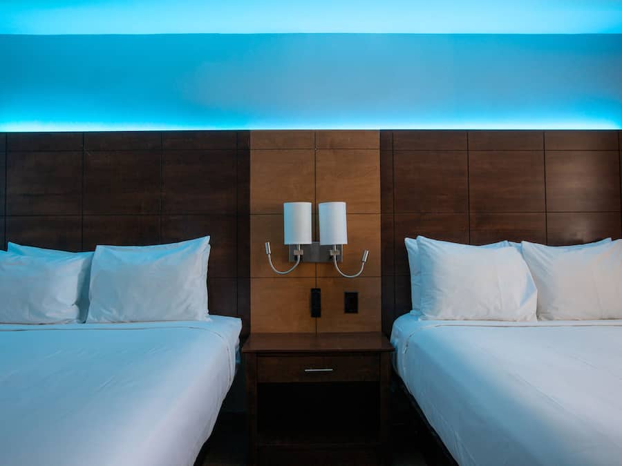 Quarto luxo, 2 camas Queen, para não fumantes, geladeira e micro-ondas | Roupas de cama de algodão egípcio, roupas de cama premium