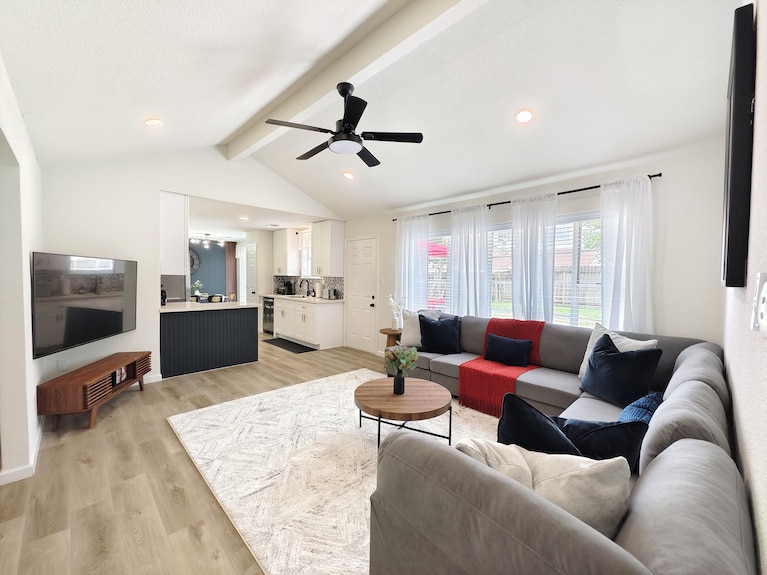 H-town Hideout :King Suite, 4 Bedrooms Close To Attractions And Restaurants - Sugar Land, TX