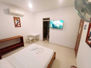 Quarto solteiro conforto, banheiro privativo | Escrivaninha, Wi-Fi de cortesia