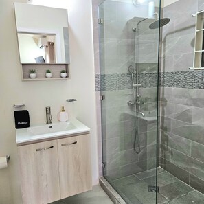 Vila conforto, vista parcial para o oceano | Banheiro | Chuveiro, secador de cabelo, toalhas de banho, sabonete