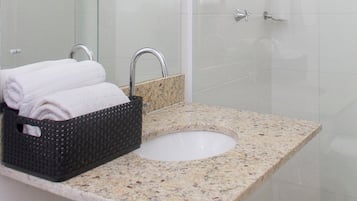 Quarto luxo, varanda coberta, vista para o mar | Banheiro | Toalhas de banho, sabonete, papel higiênico