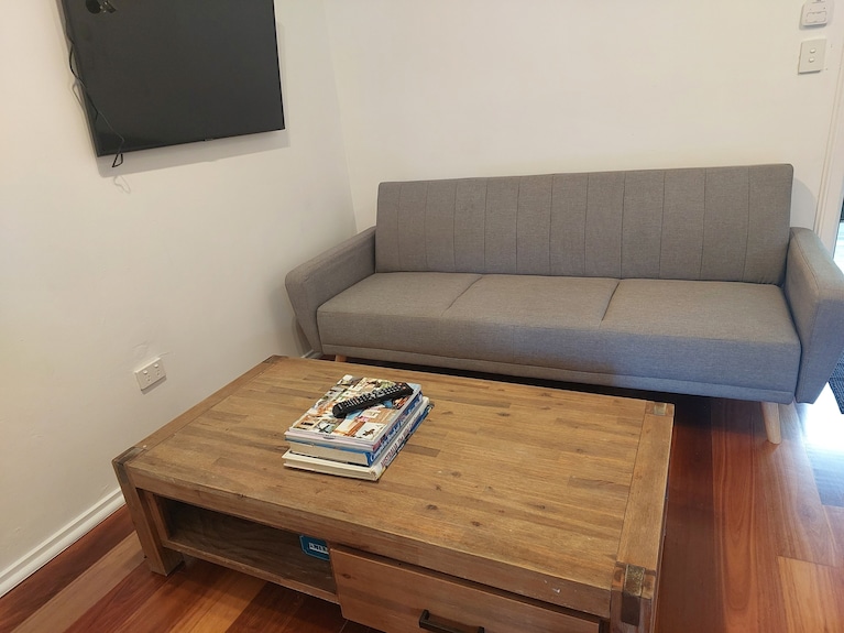 Duckbills Cottage Has The Convenience Of Town Living But With Rural Nature Feel - 말레니