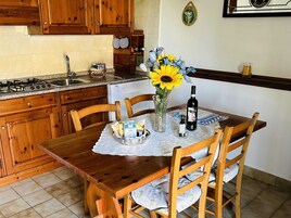 Apartamento | Cozinha privada | Cooktop, cadeirão de bebê