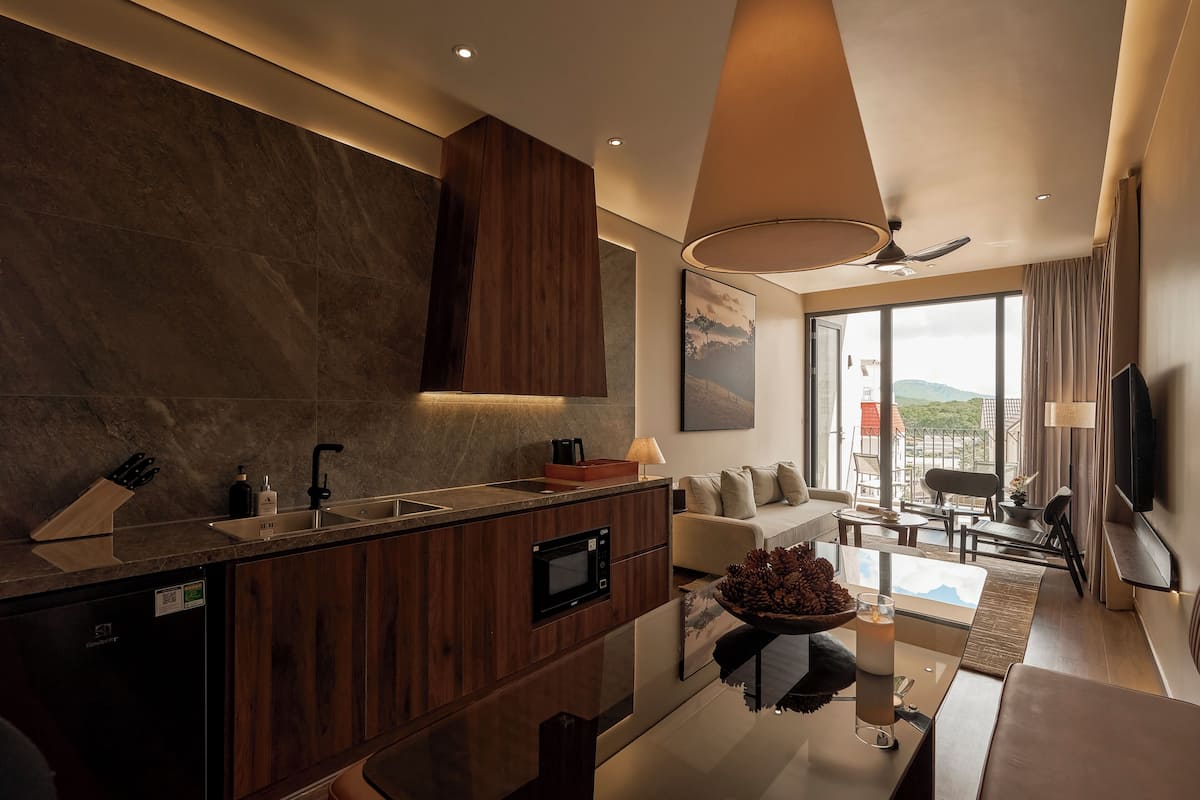 Apartamento de Luxo, Vista para a cidade | Refeições no quarto