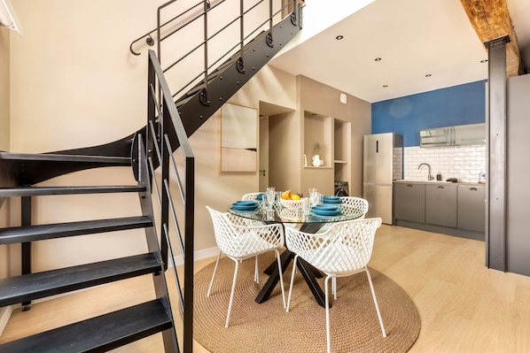 Apartamento, casa de banho anexa, Vista para a cidade | Diversos
