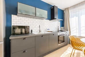 Apartamento, casa de banho anexa, Vista para a cidade | Cozinha privada | Um frigorĂfico/congelador grande, uma mĂĄquina de cafĂ© expresso