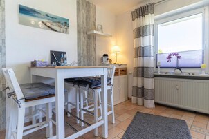 Apartamento | Cozinha privada | Uma chaleira elétrica, uma torradeira 