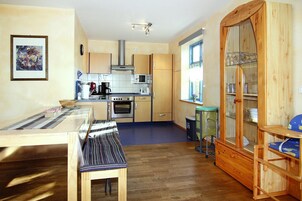 Casa | Cozinha privada | Uma chaleira elétrica, uma torradeira, uma cadeira de bebé 