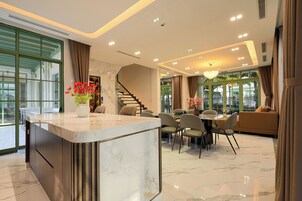 Villa Deluxe, vários quartos, piscina privativa, Vista para a cidade | Sala de estar