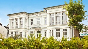 Um edifício branco com a placa 