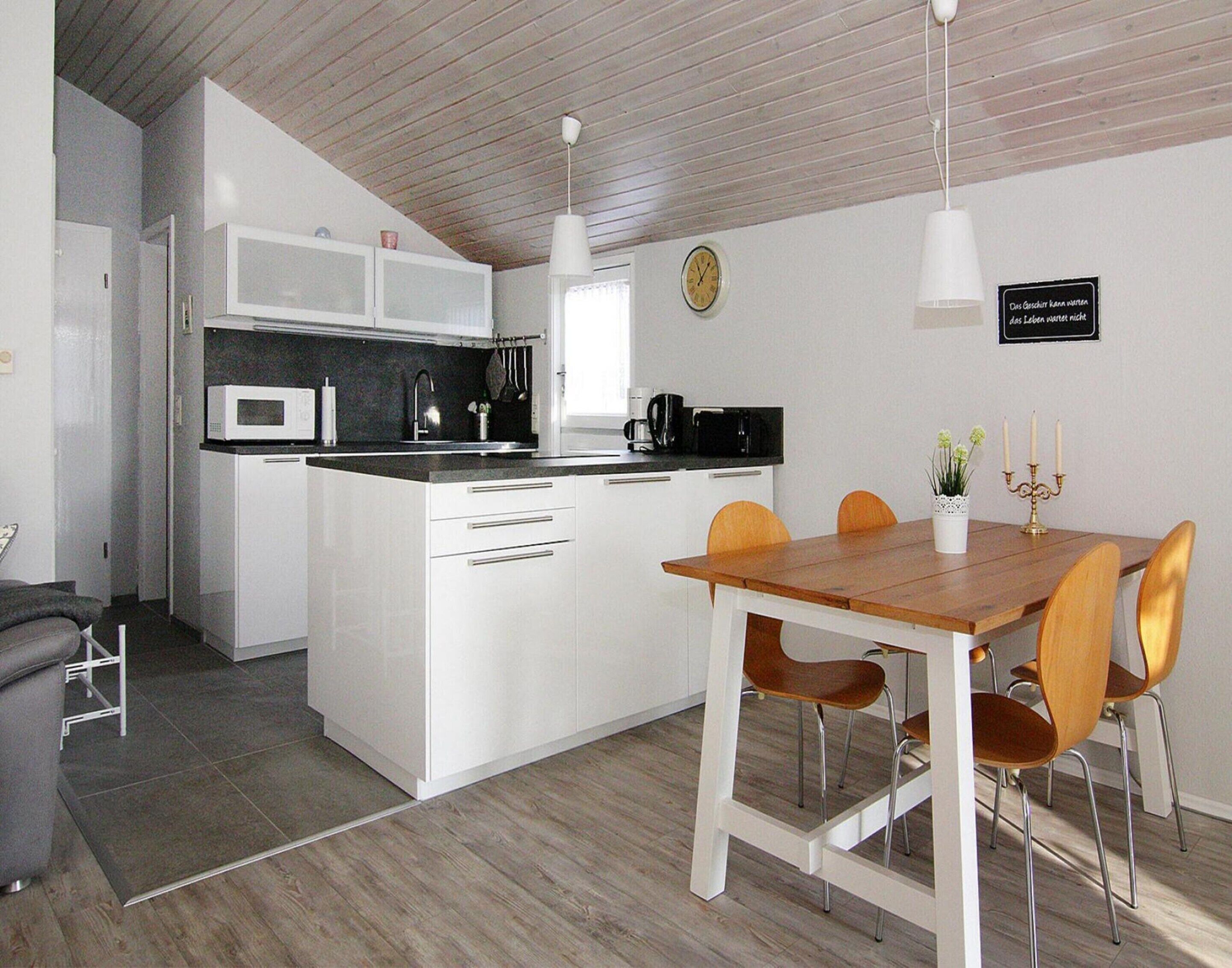 Casa | Cozinha privada | Uma chaleira elétrica, uma torradeira, uma cadeira de bebé 