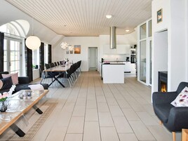 Casa | Cozinha privada | Um frigorífico, um micro-ondas, uma máquina de lavar louça