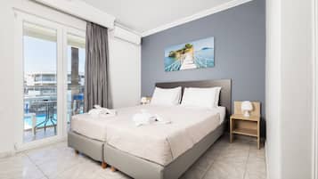 Quarto Duplo ou Twin Standard, varanda | Secretária adequada para computadores portáteis